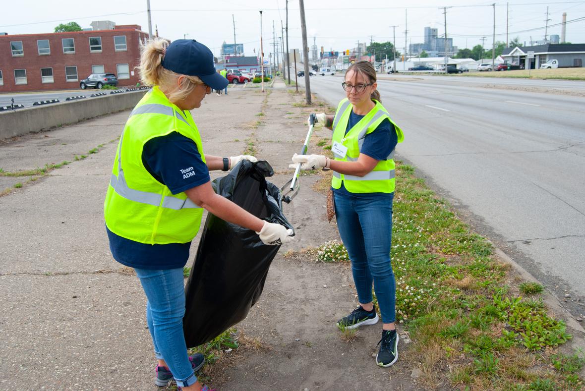 ADM and Beautify Decatur Partner for Community Cleanup | ADM